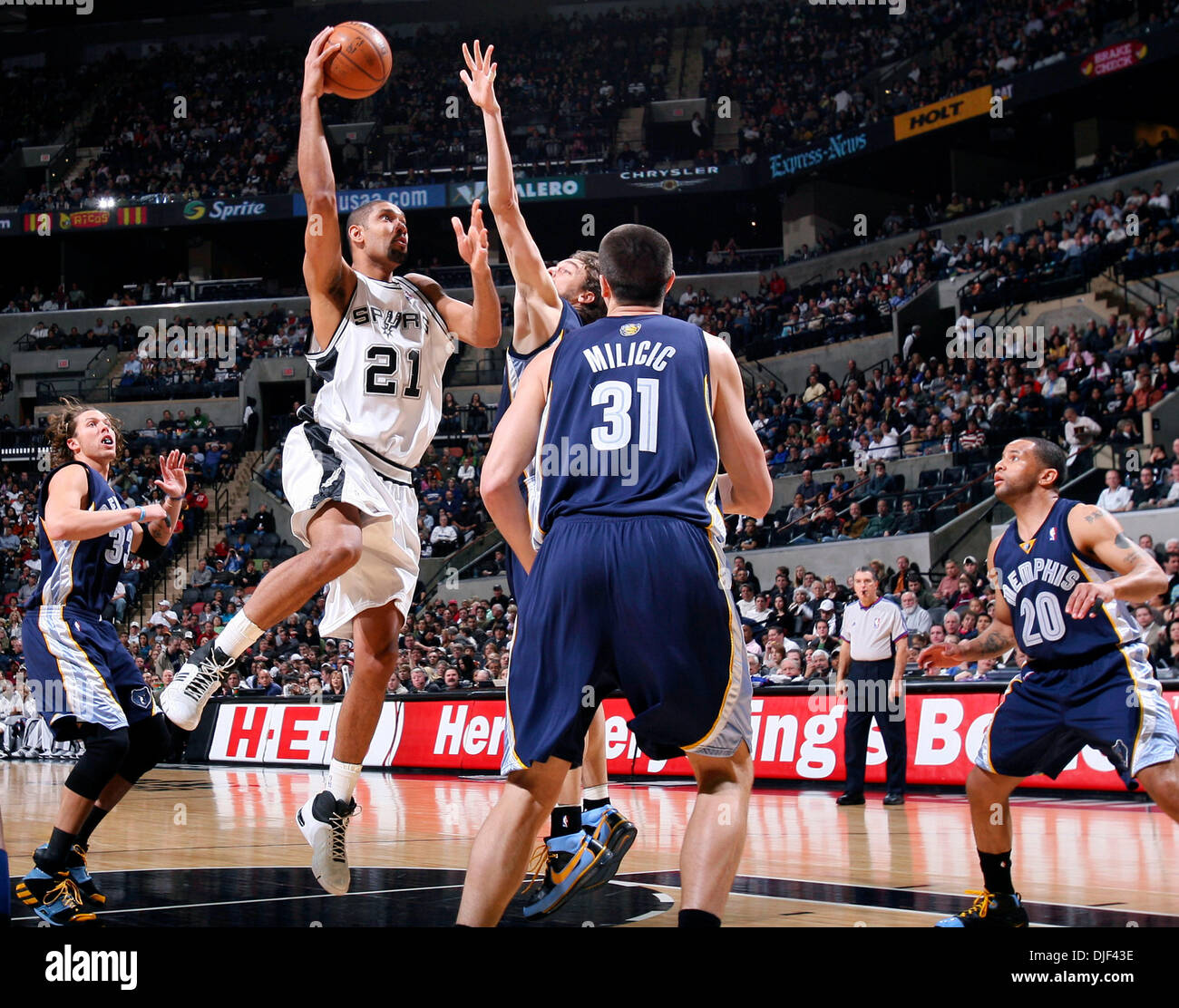 Tim Duncan Action High Resolution Stock Photography and Images - Alamy