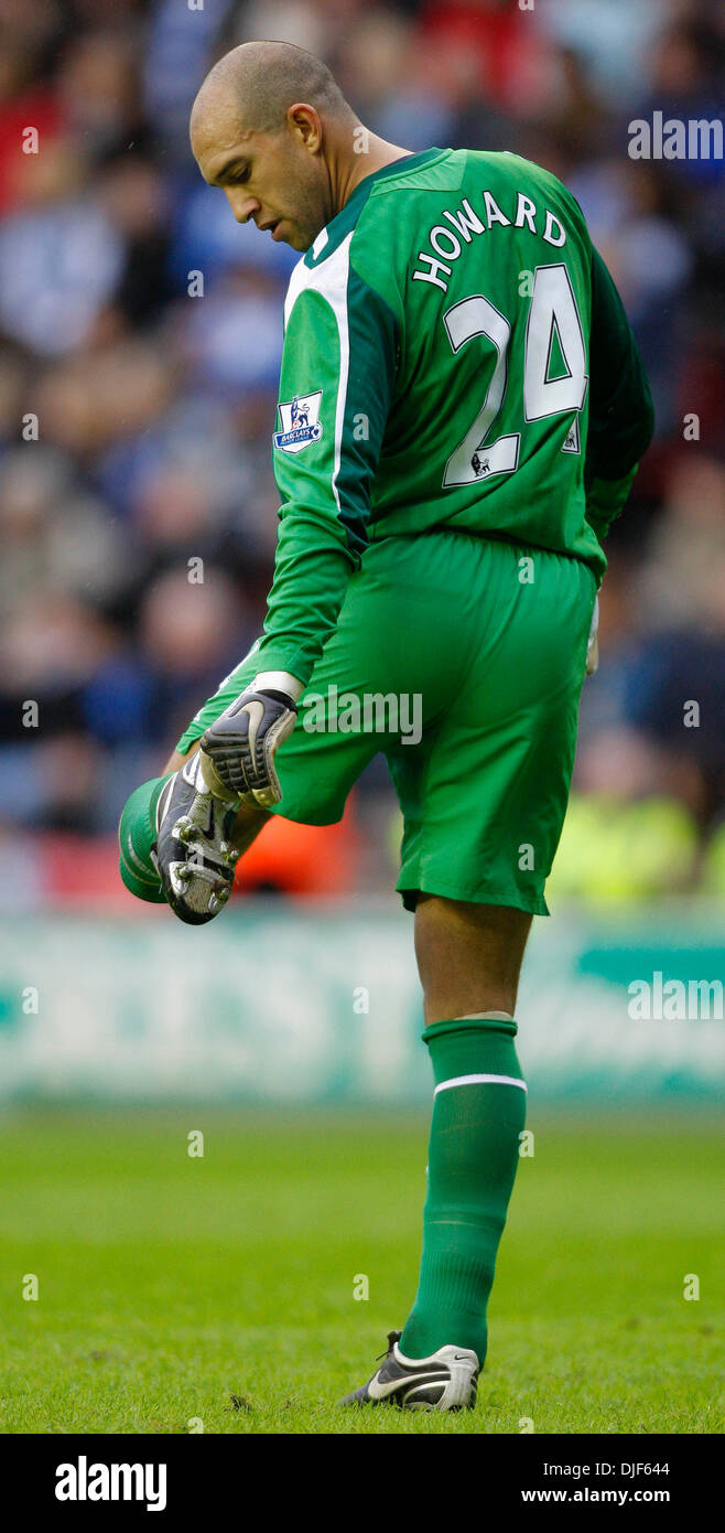 Tim Howard of Everton checks his boots (Credit Image: © PHOTOGRAPHER ...
