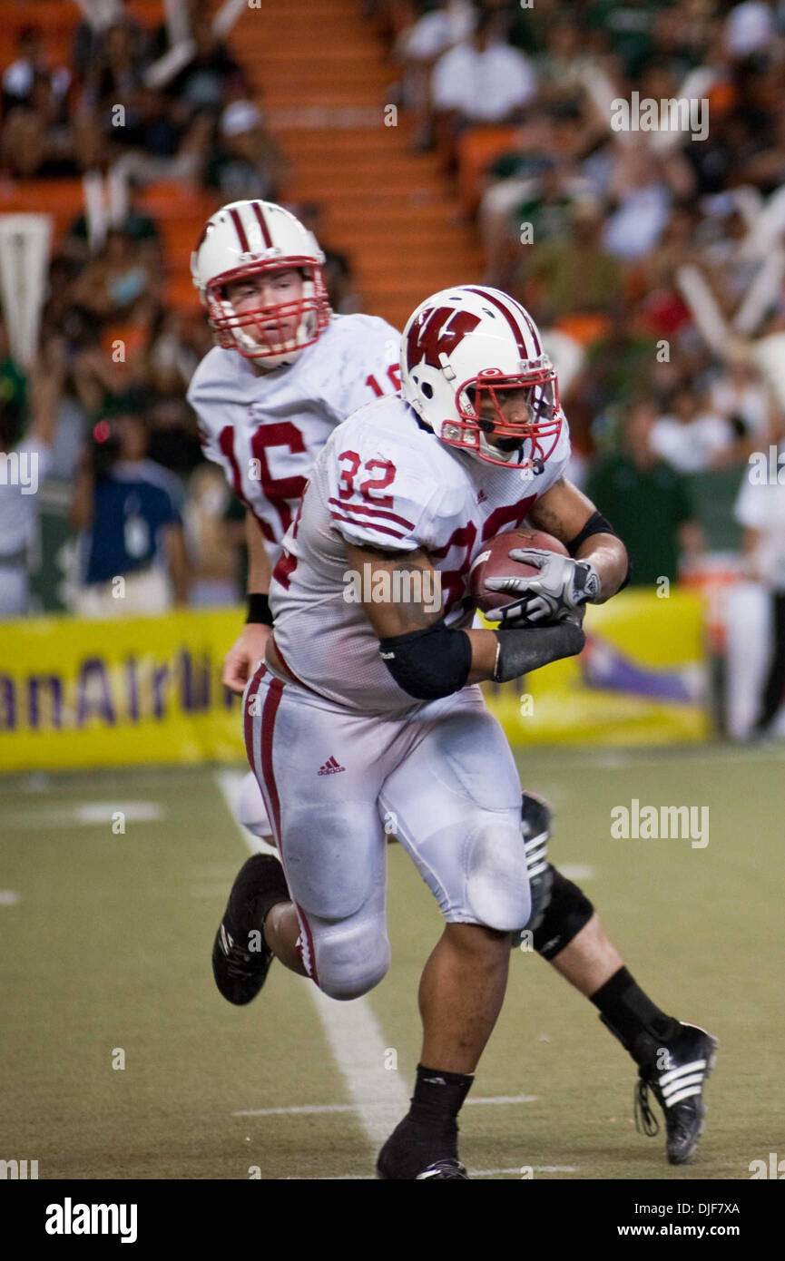 Wisconsin running back John Clay #32 takes a hand off from Wisconsin ...