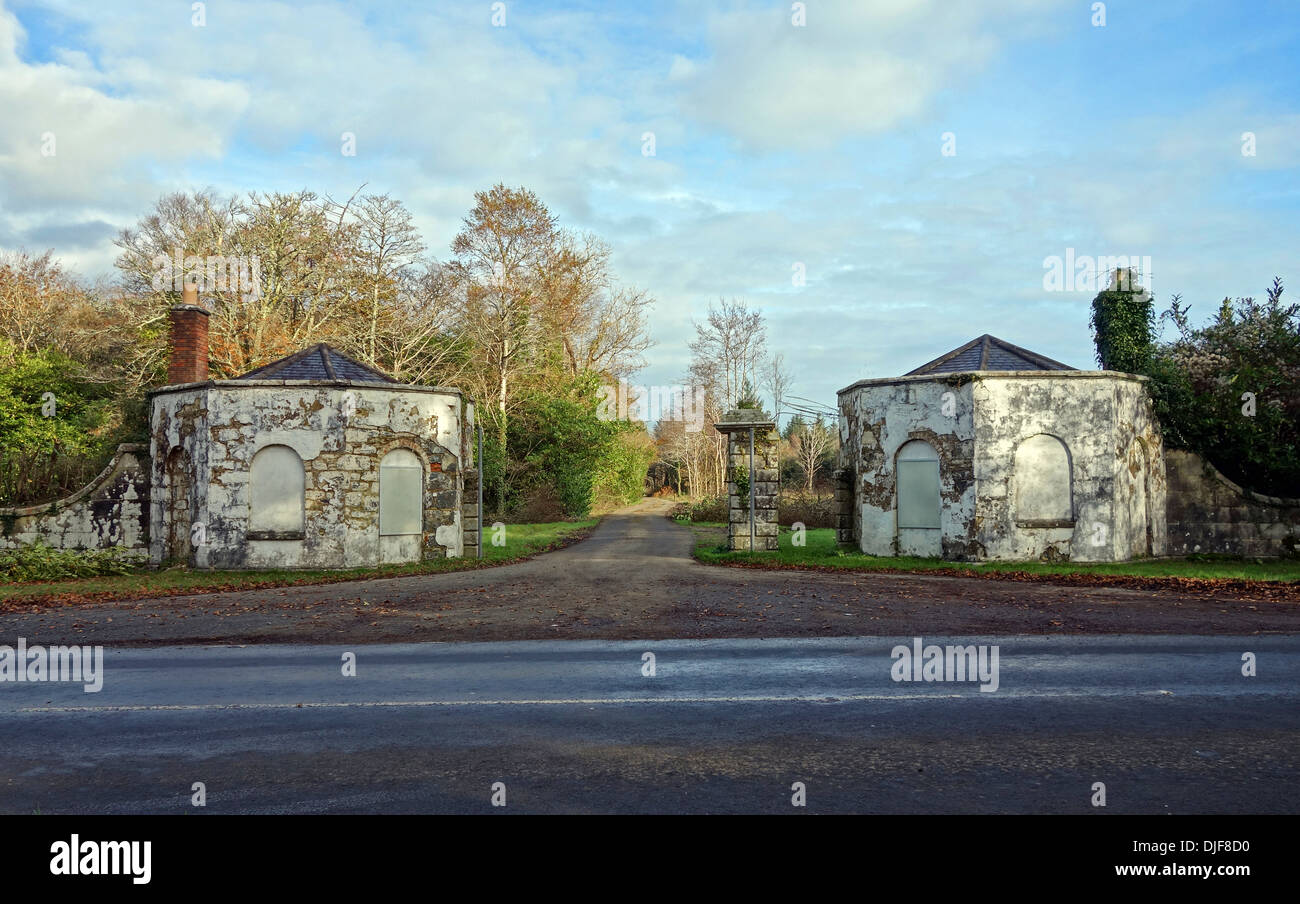 Estate gatehouse hi-res stock photography and images - Alamy