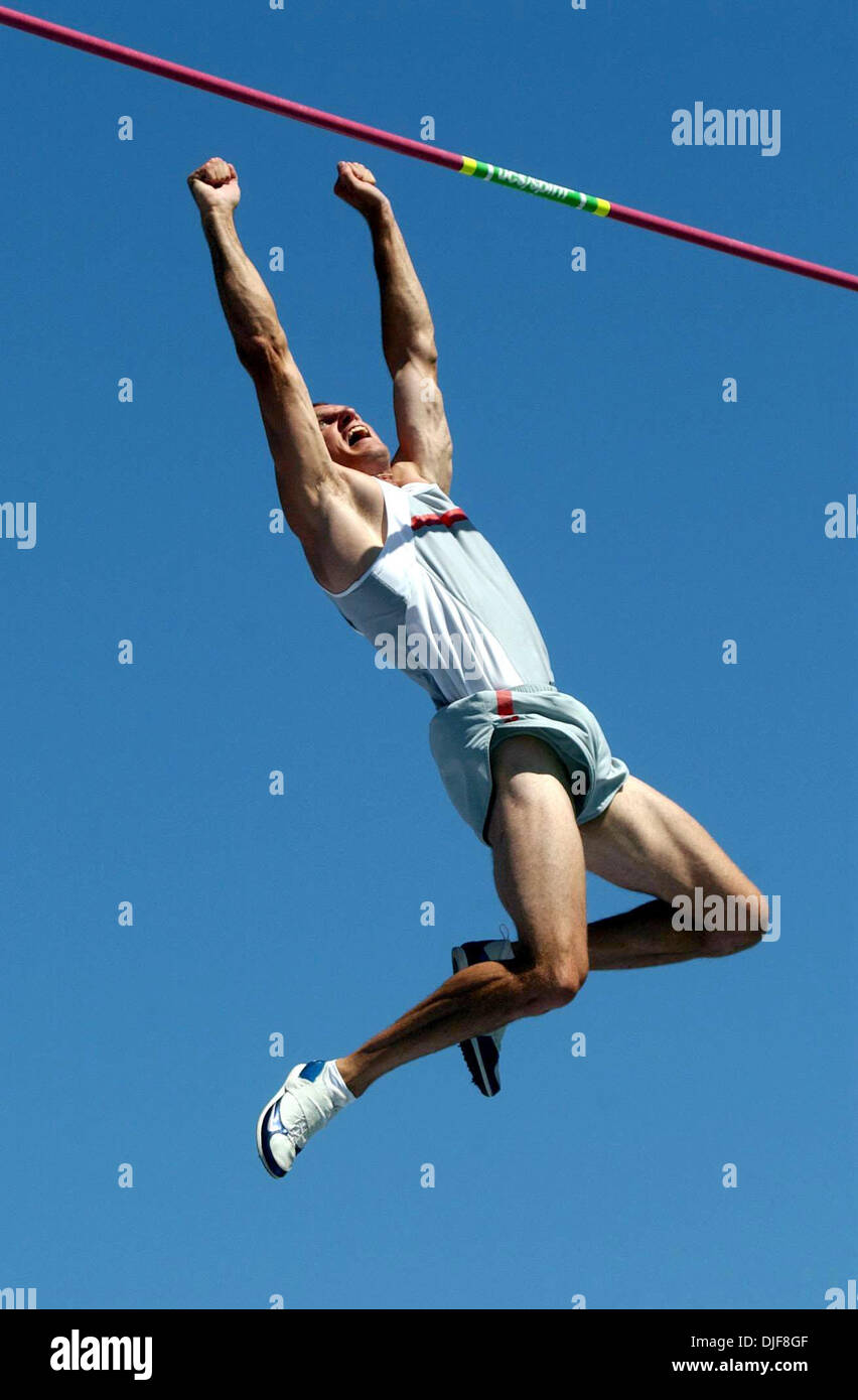 One handed vault hi-res stock photography and images - Alamy
