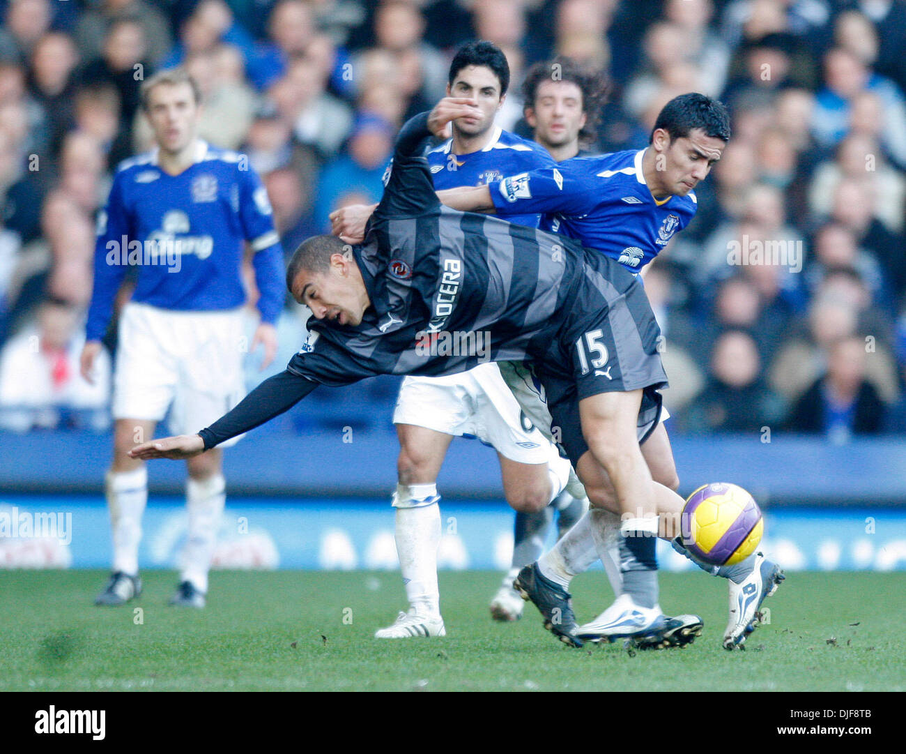 Tim Cahill of Everton challenges James Harper of Reading (Credit Image ...