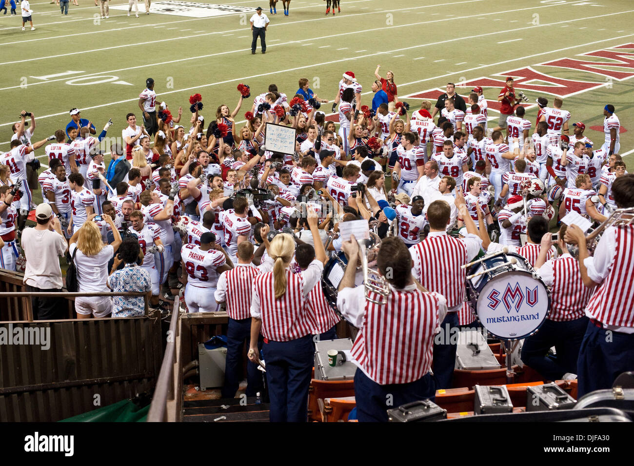 The SMU football team celebrates after its victory in the 2009 Sheraton ...