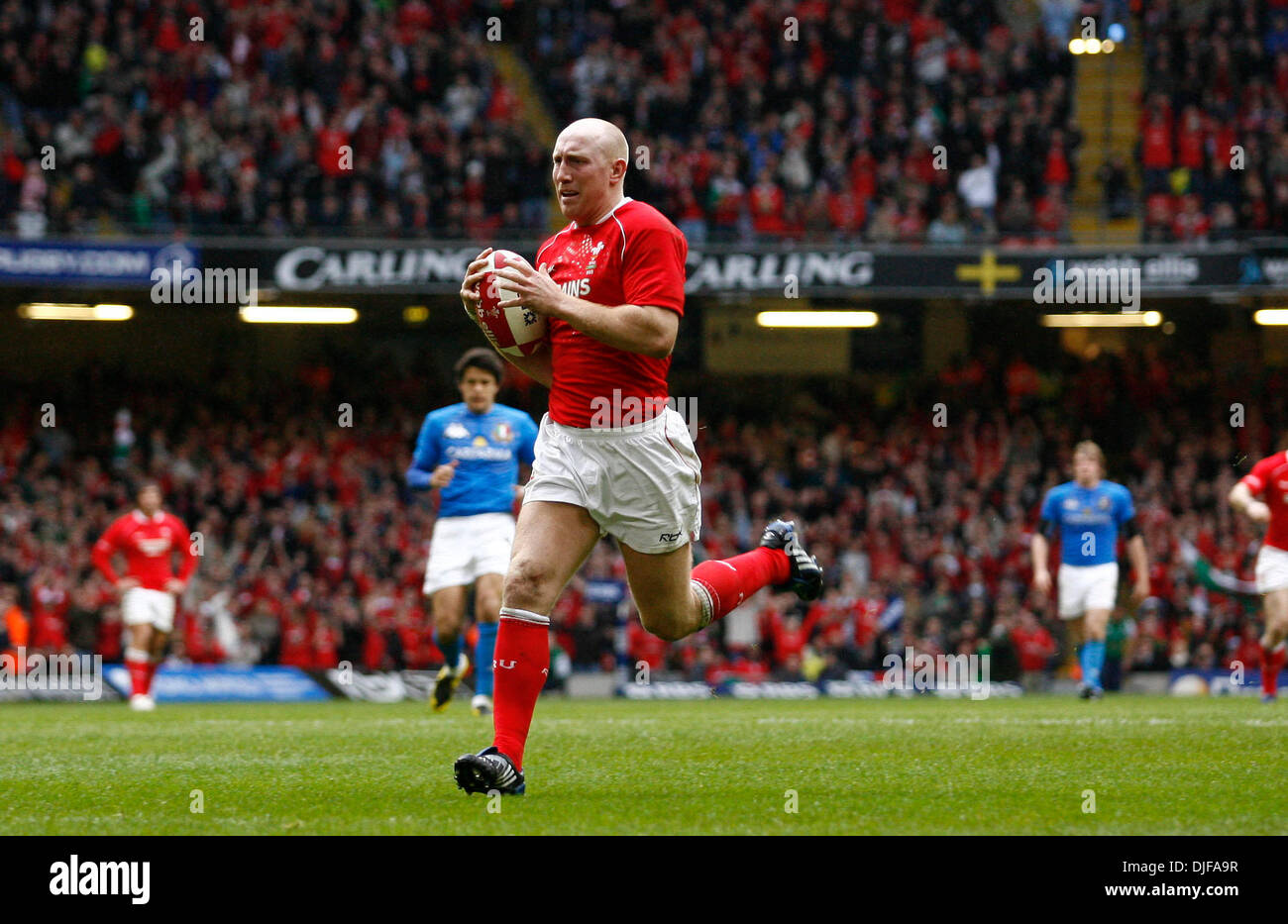 Tom Shanklin of Wales runs in for a try (Credit Image: © PHOTOGRAPHER ...