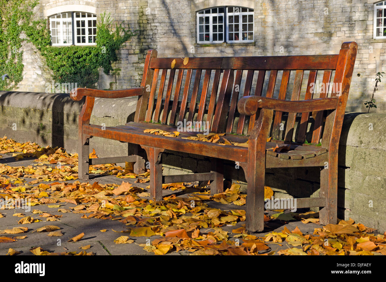 Empty sitting bench hi-res stock photography and images - Alamy