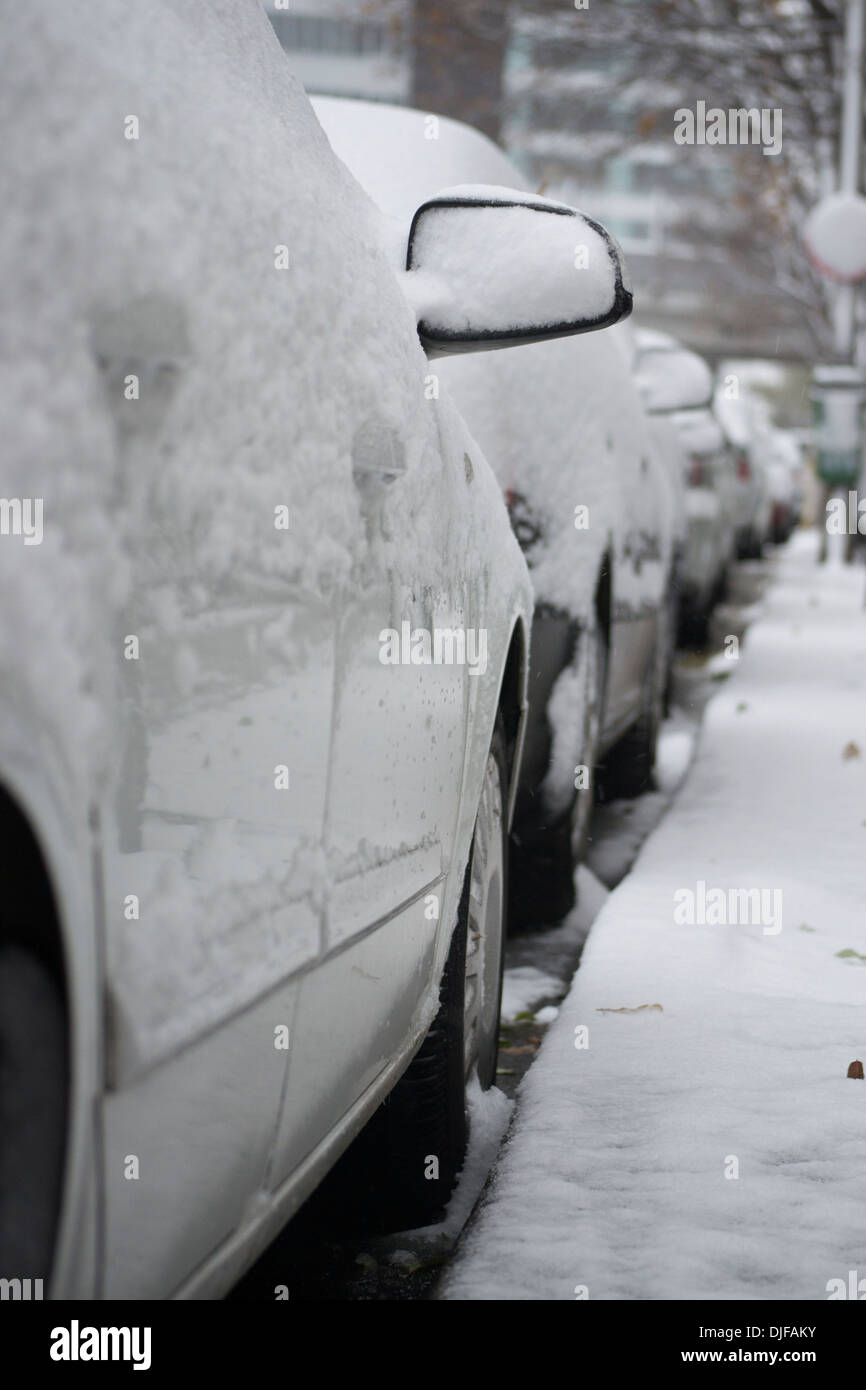 Snowfall in city hi-res stock photography and images - Alamy