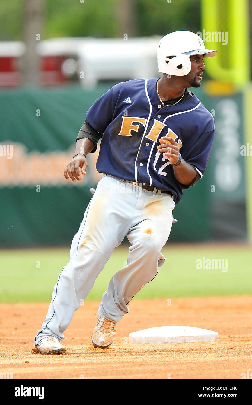 FIU Golden Panthers OF Pablo Bermudez (12) rounds second base. The ...