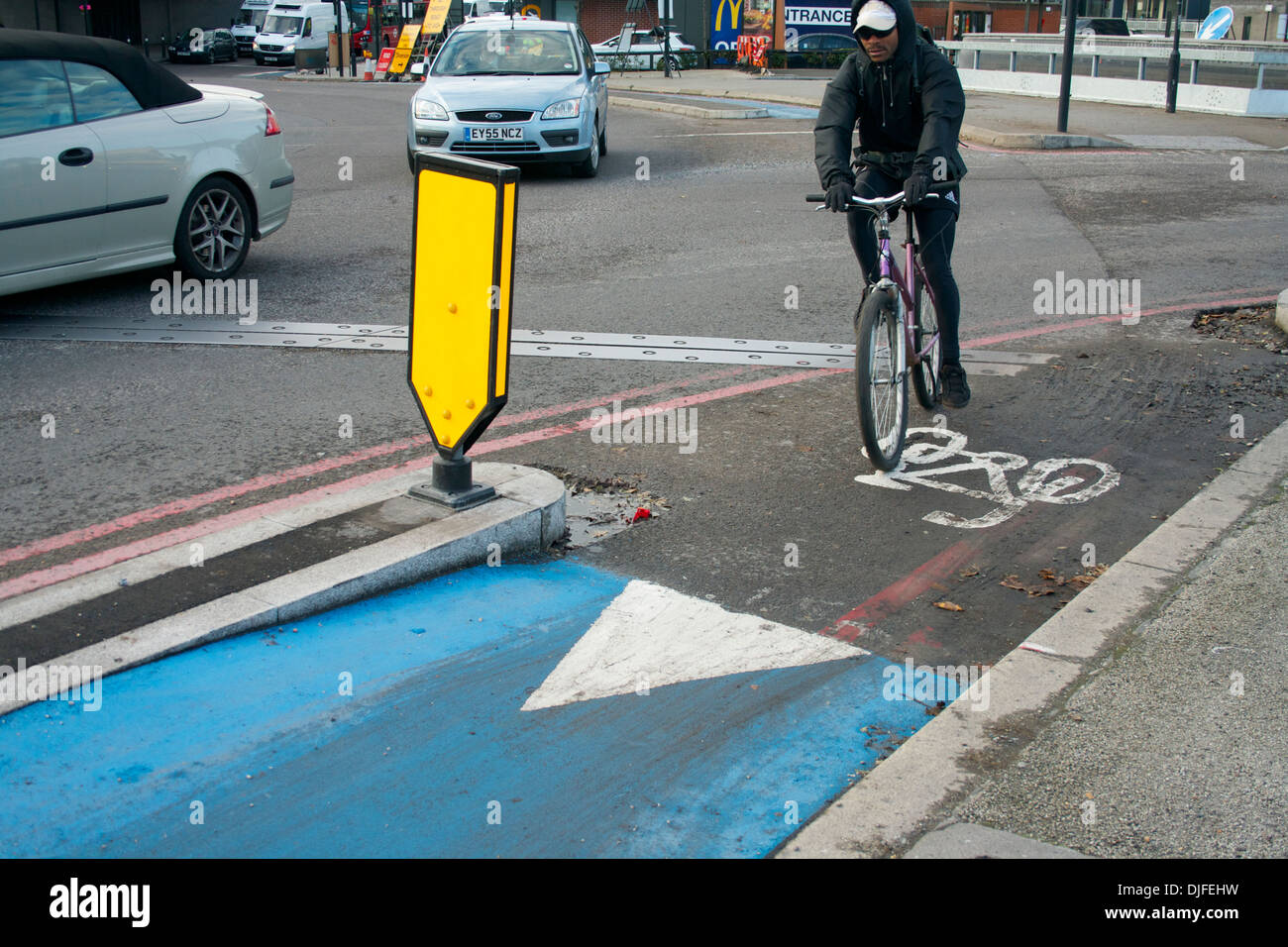Roundabout uk cyclist hi-res stock photography and images - Alamy