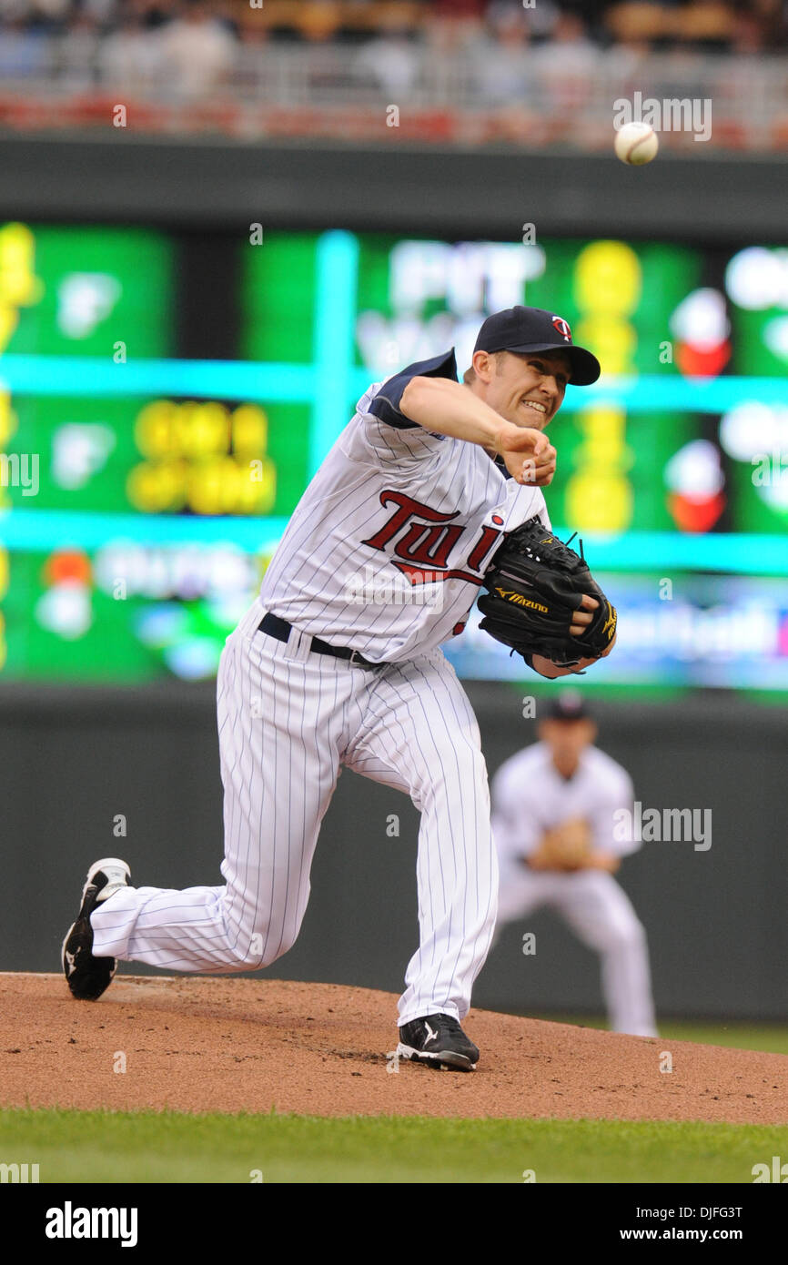 Minnesota Twins starting pitcher Scott Baker #30 delivers a pitch in ...