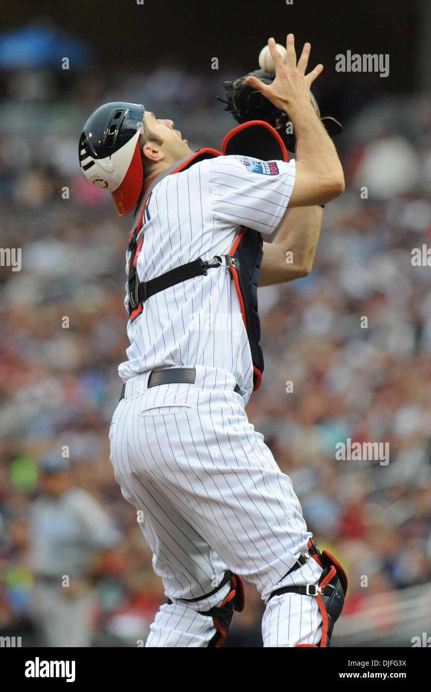 Minnesota Twins catcher Joe Mauer #7 catches a foul ball in the 1st ...