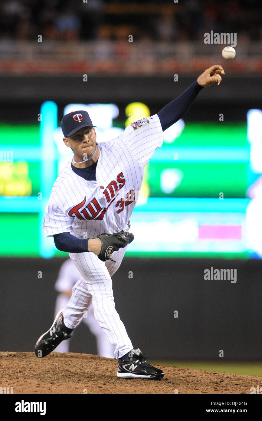 Minnesota Twins relief pitcher Ron Mahay delivers a pitch in the 7th ...