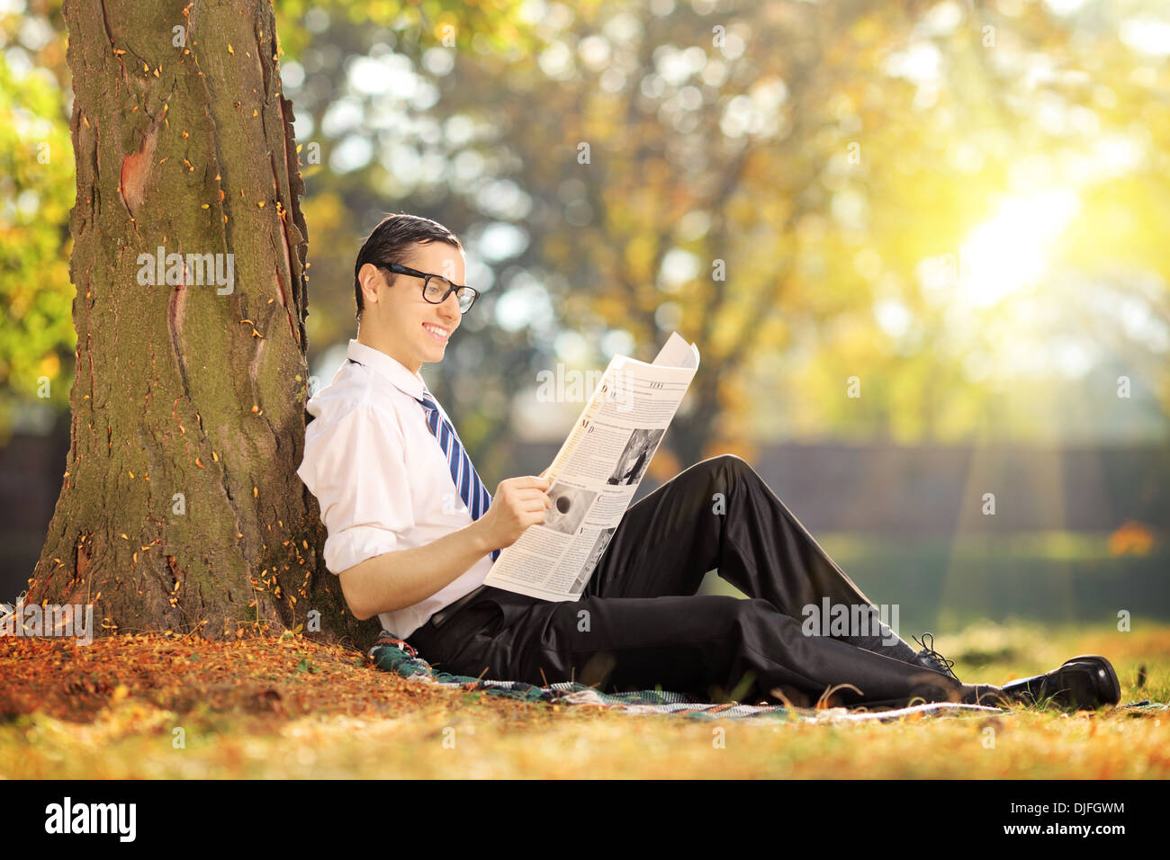 Man reading outside in the sun hi-res stock photography and images - Alamy