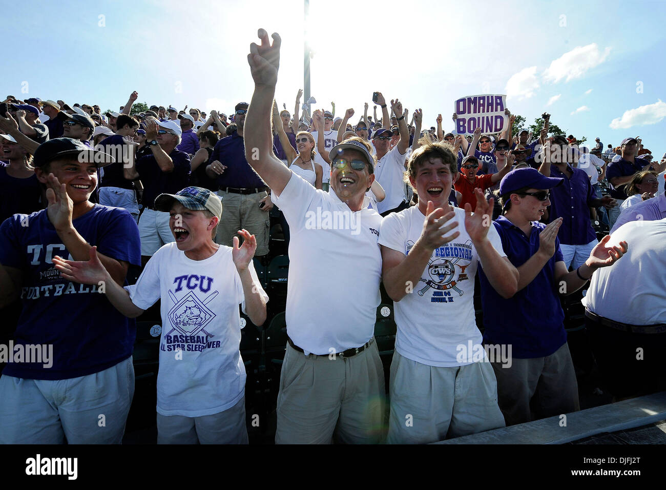 TCU fans celebrate after watching the Horned Frogs defeat the Texas ...