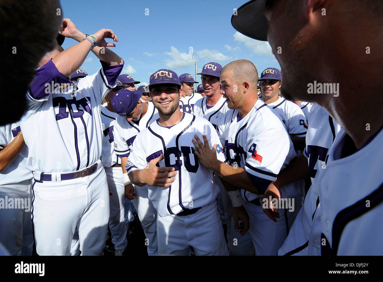 The TCU Horned Frogs congratulate (29) Aaron Schultz after beating the ...