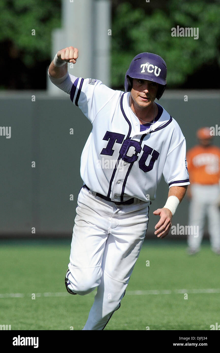 The TCU Horned Frogs shortstop (12) Tyler Featherston celebrates (29 ...