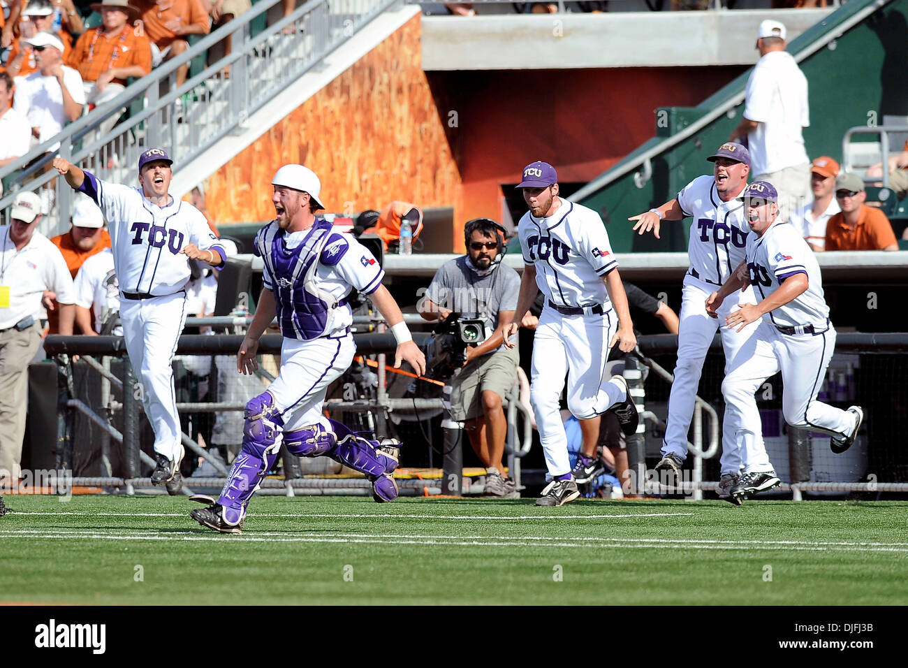 The TCU Horned Frogs celebrate after beating the Texas Longhorns 4-1 in ...