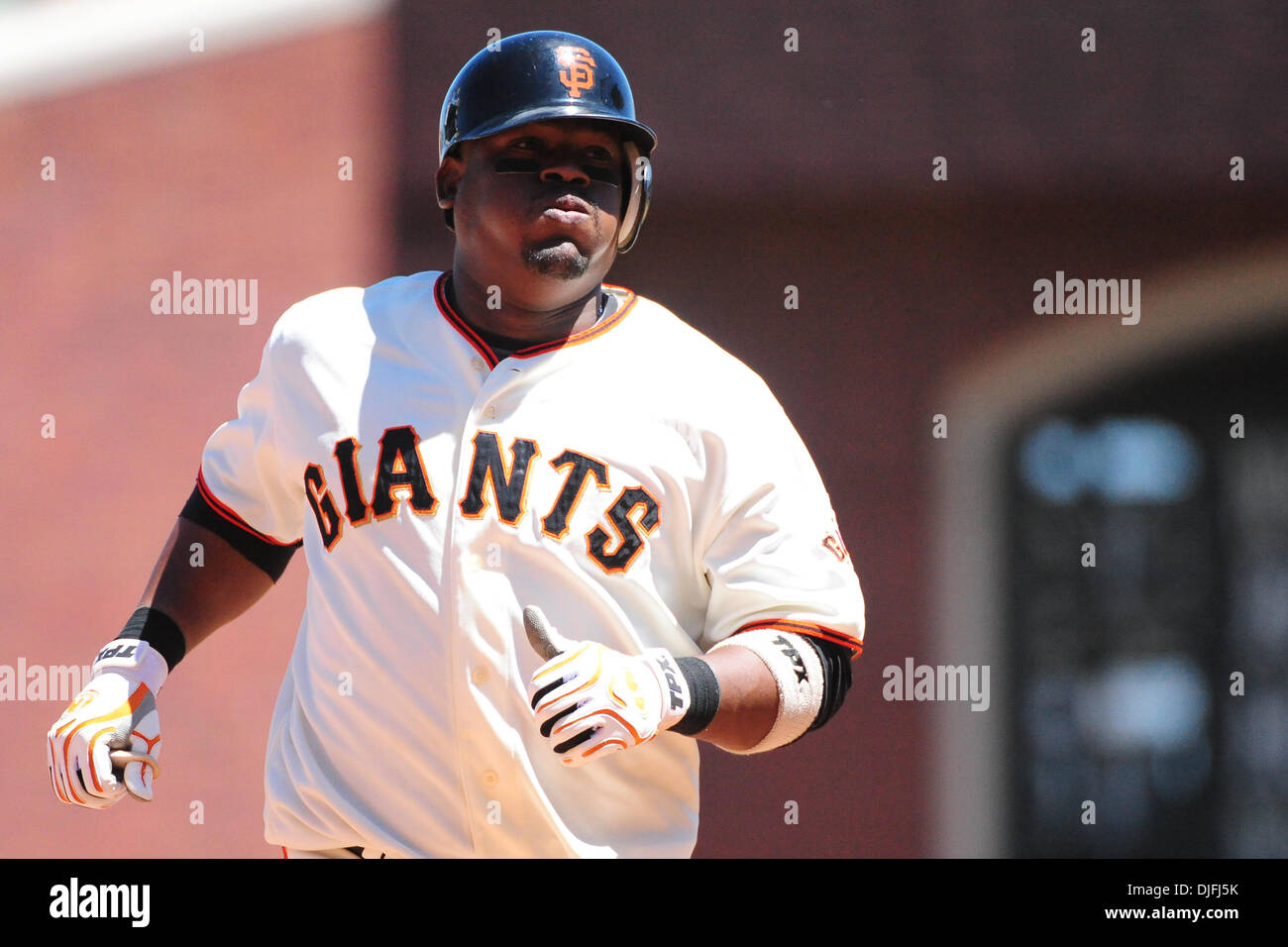 San Francisco, CA: San Francisco Giants shortstop Juan Uribe (5) rounds ...