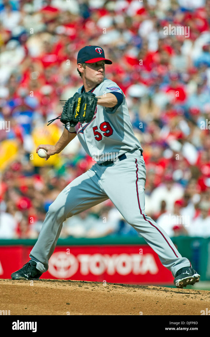 Twins starting pitcher Kevin Slowey #59 delivers a pitch in the game ...