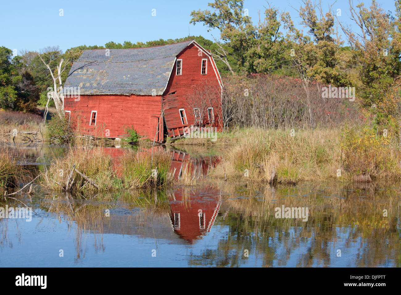Old country barn hi-res stock photography and images - Alamy