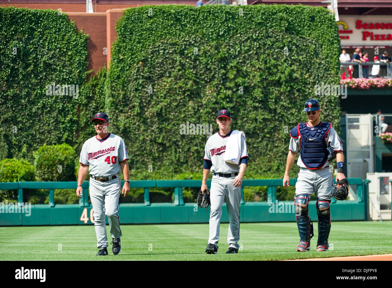 L-R) Twins pitching coach Rick Anderson #40, starting pitcher Kevin ...