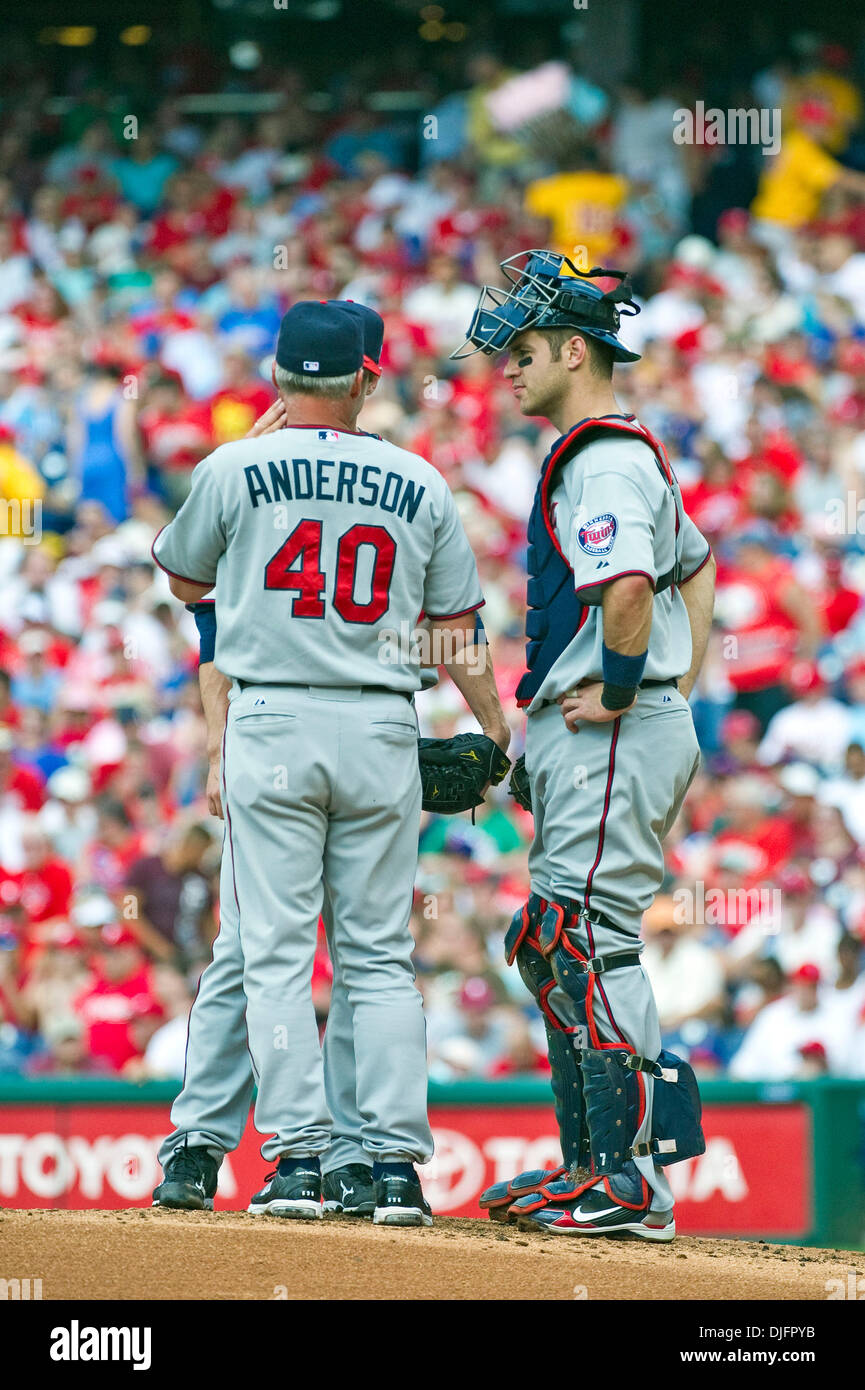 Twins pitching coach Rick Anderson #40 goes out to the mound to talk ...