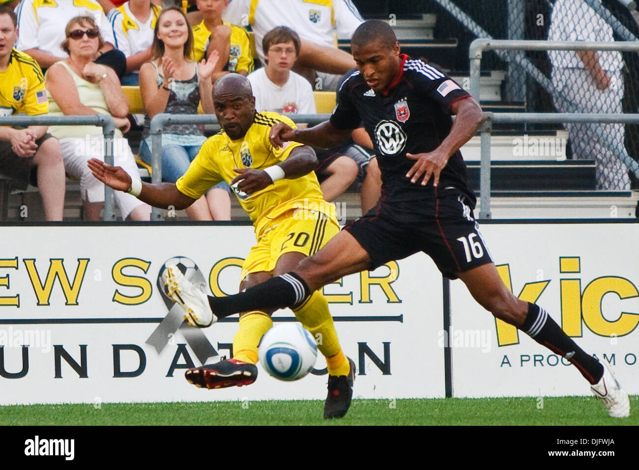 Crew forward Emilio Renteria (20) kicks the ball past the outstretched ...