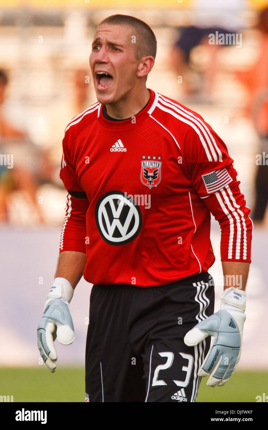 United goalkeeper Troy Perkins (23) shouts instructions to his ...