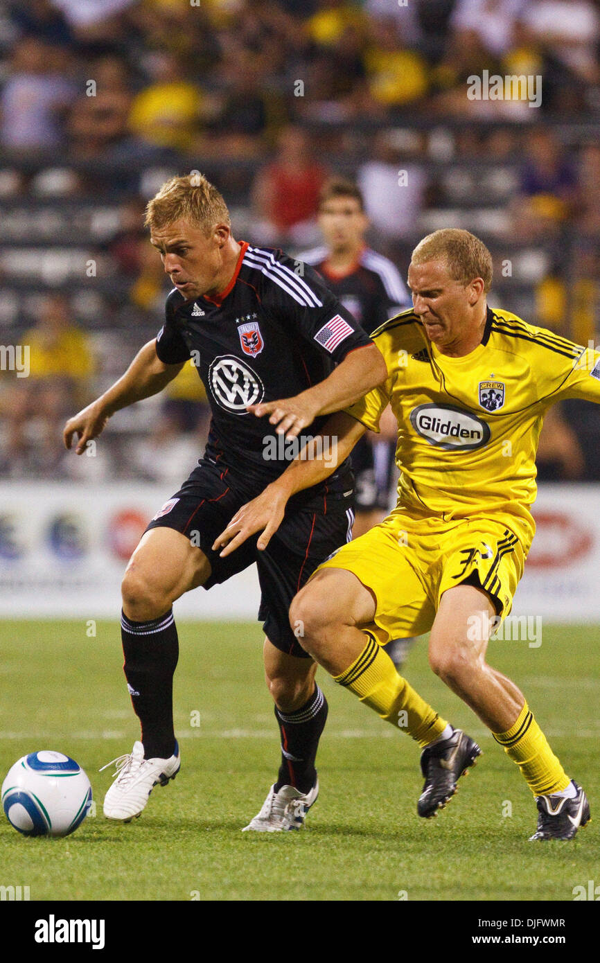 United forward Daniel Allsopp (9) and Crew forward .Steven Lenhart (32 ...