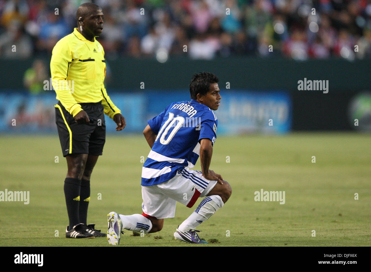 2 referee r hi-res stock photography and images - Alamy