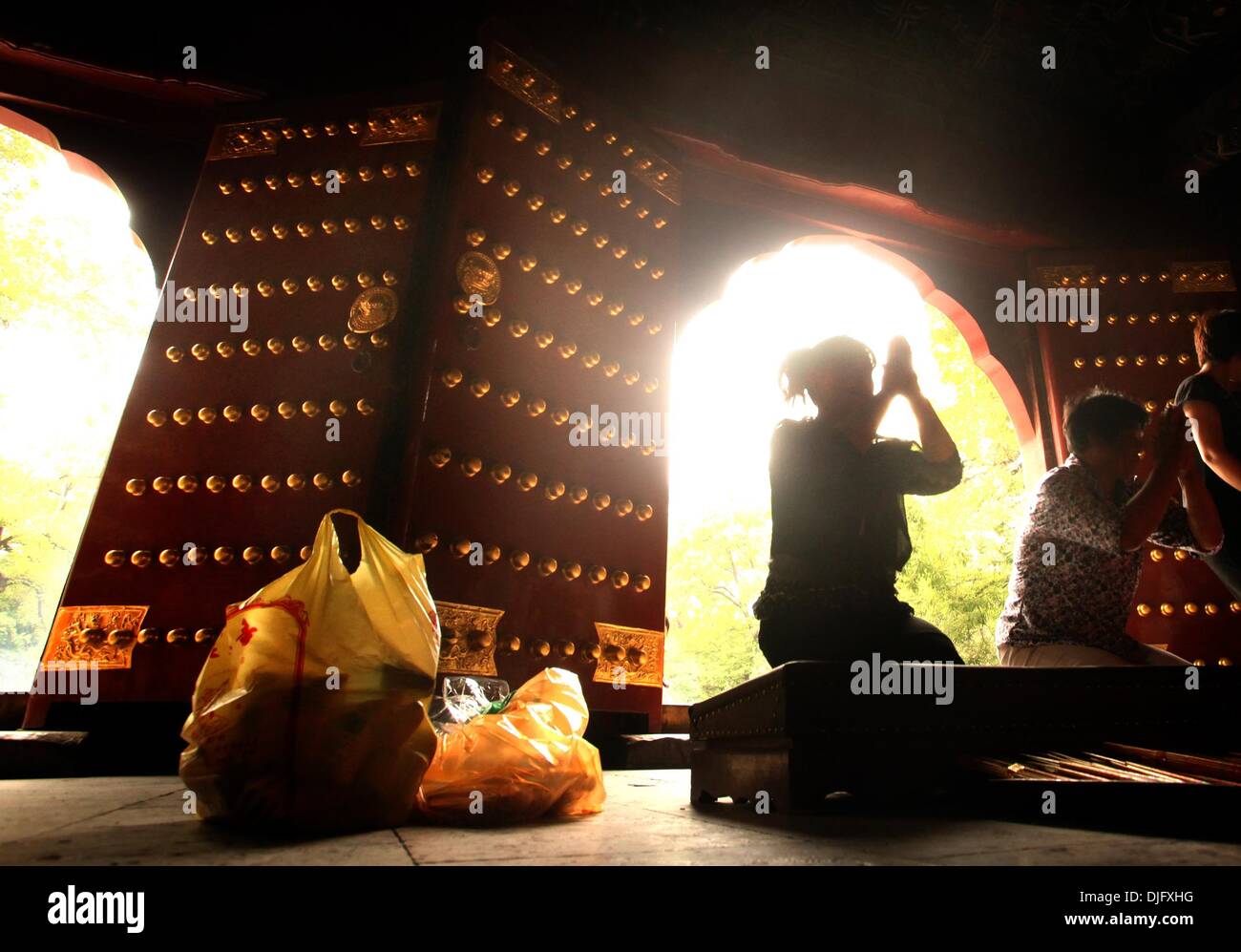 Beijing, CHINA, China. 7th July, 2010. Chinese visit and pray at the ...