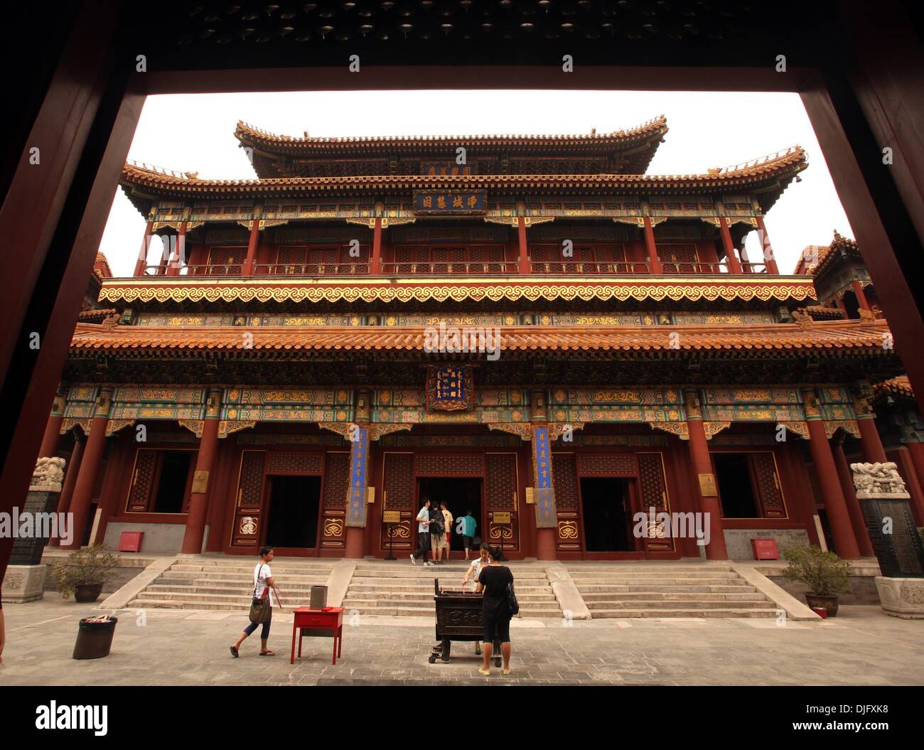 Beijing, CHINA, China. 7th July, 2010. Chinese visit and pray at the ...