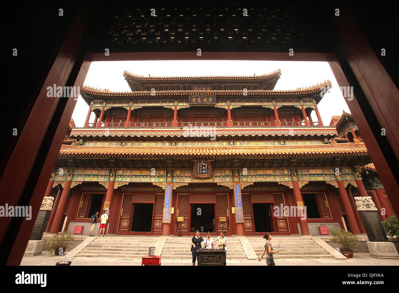 Beijing, CHINA, China. 7th July, 2010. Chinese visit and pray at the ...