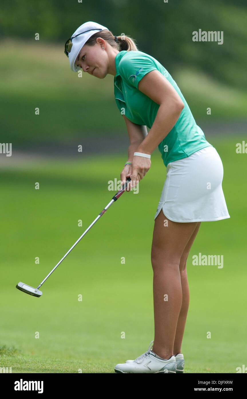 Golfer Vicky Hurst watches her putt at the 4th green during the final ...