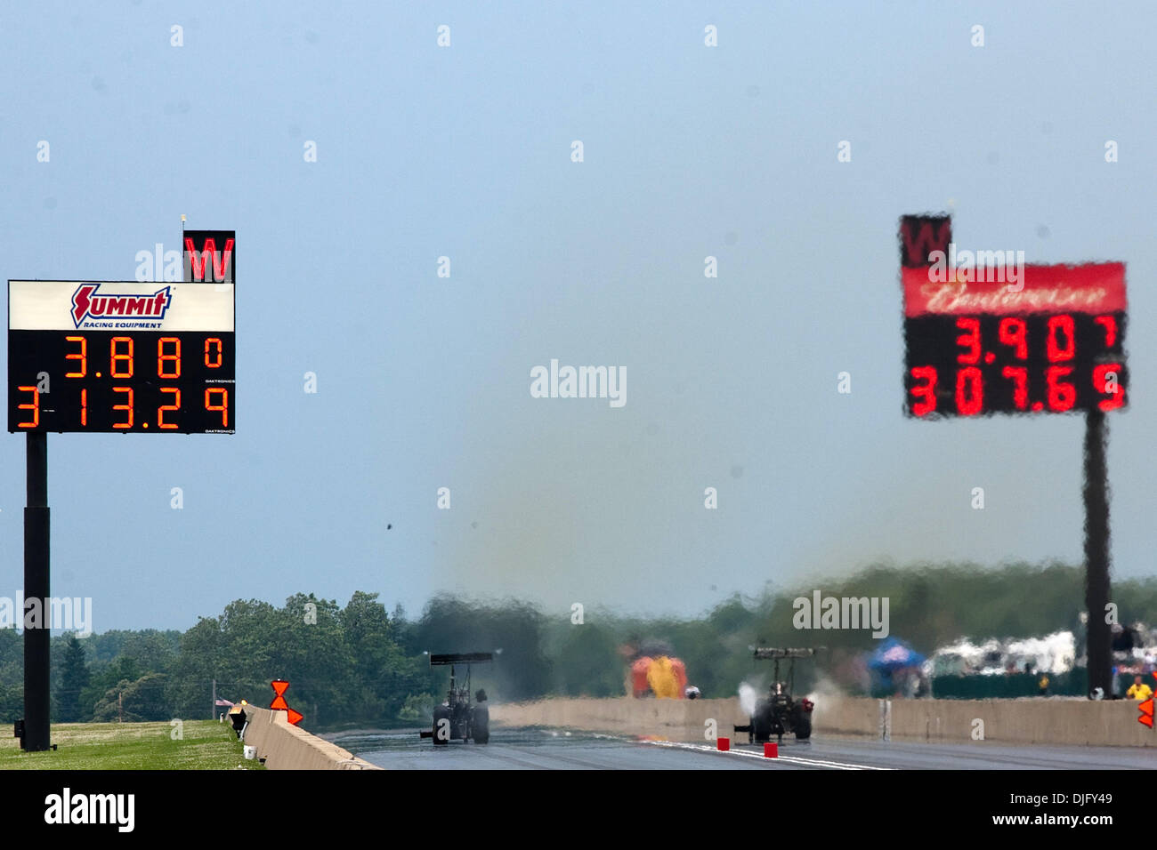 27 June 2010: Larry Dixon (#2 Al-Anabi Racing) and Antron Brown (#3 ...