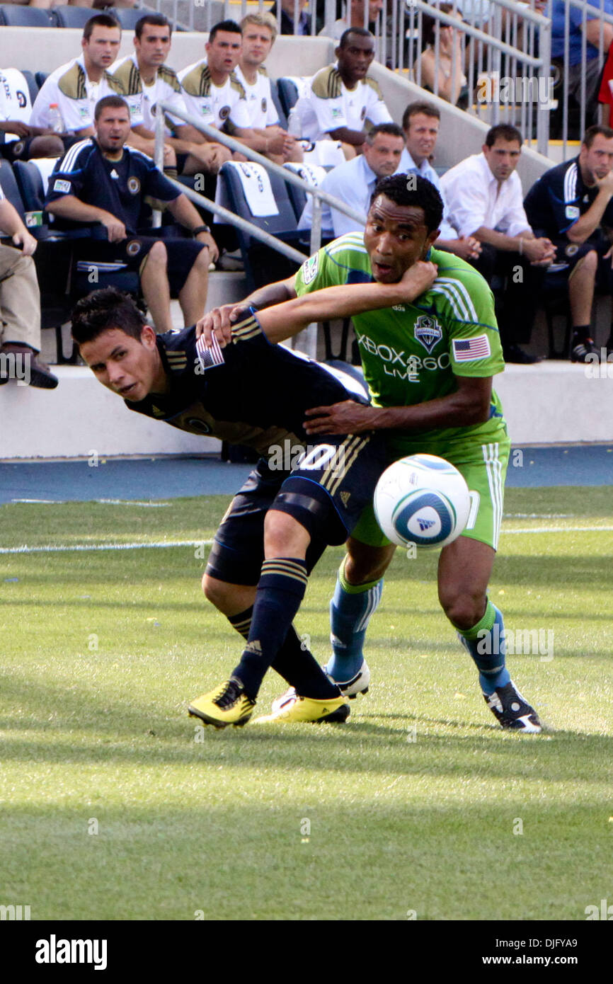 Philadelphia Union midfielder Roger Torres (#20) goes up against ...