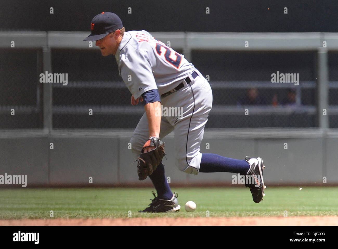 Detroit Tigers second baseman Danny Worth #29 knocks down a single by ...