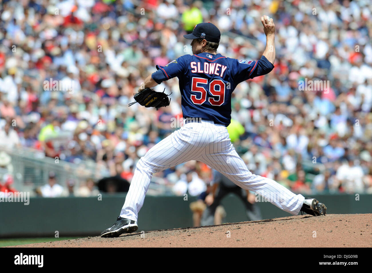 Minnesota Twins starting pitcher Kevin Slowey #59 delivers a pitch in ...