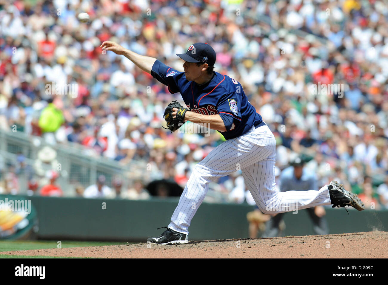 Minnesota Twins starting pitcher Kevin Slowey #59 delivers a pitch in ...