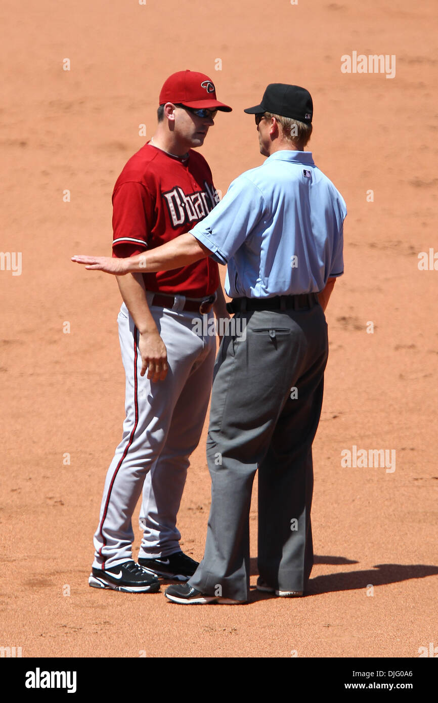 Arizona Diamondbacks manager A.J. Hinch (7) argues with first base ...