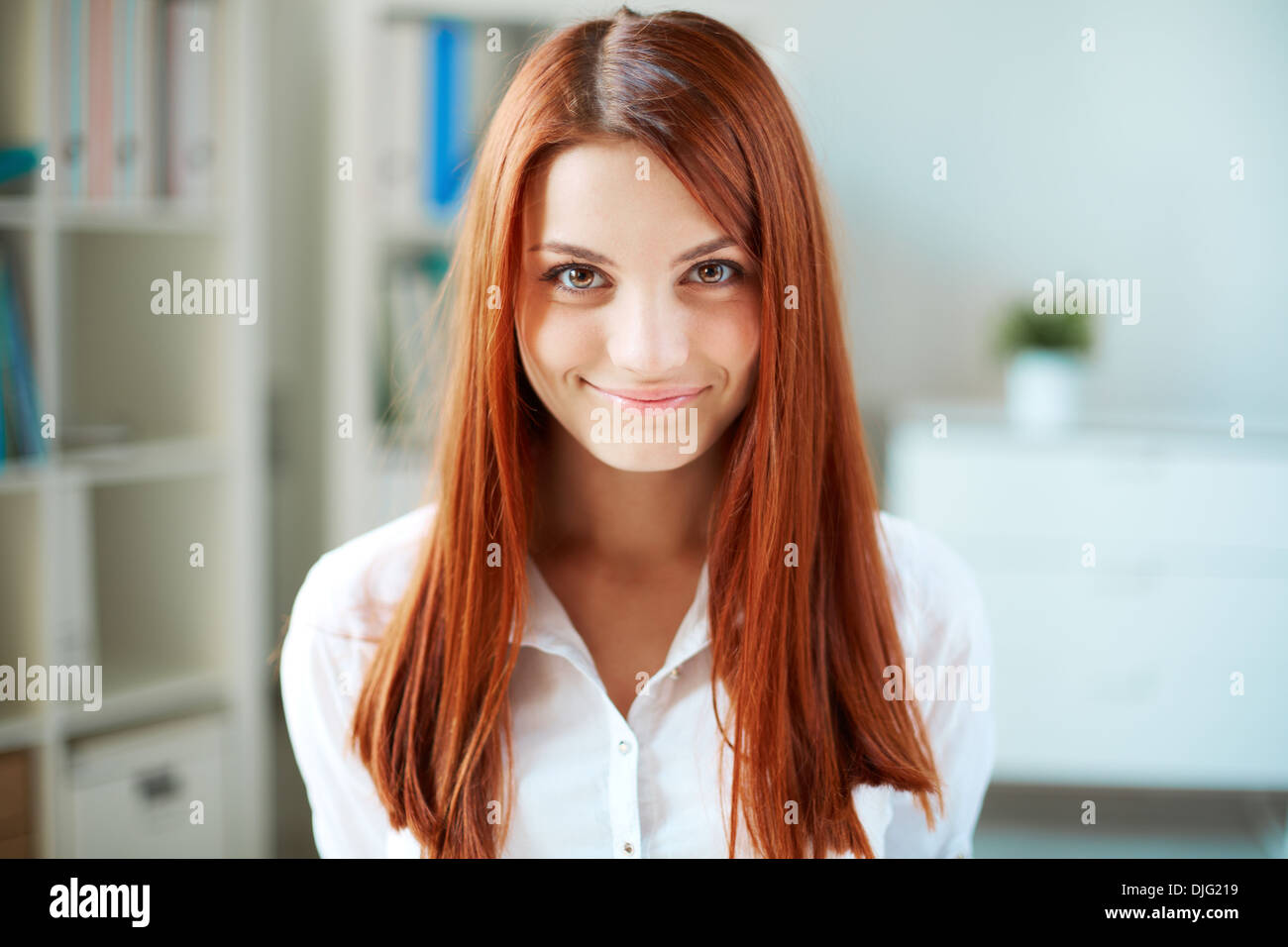 Smiley ginger girl hi-res stock photography and images - Alamy