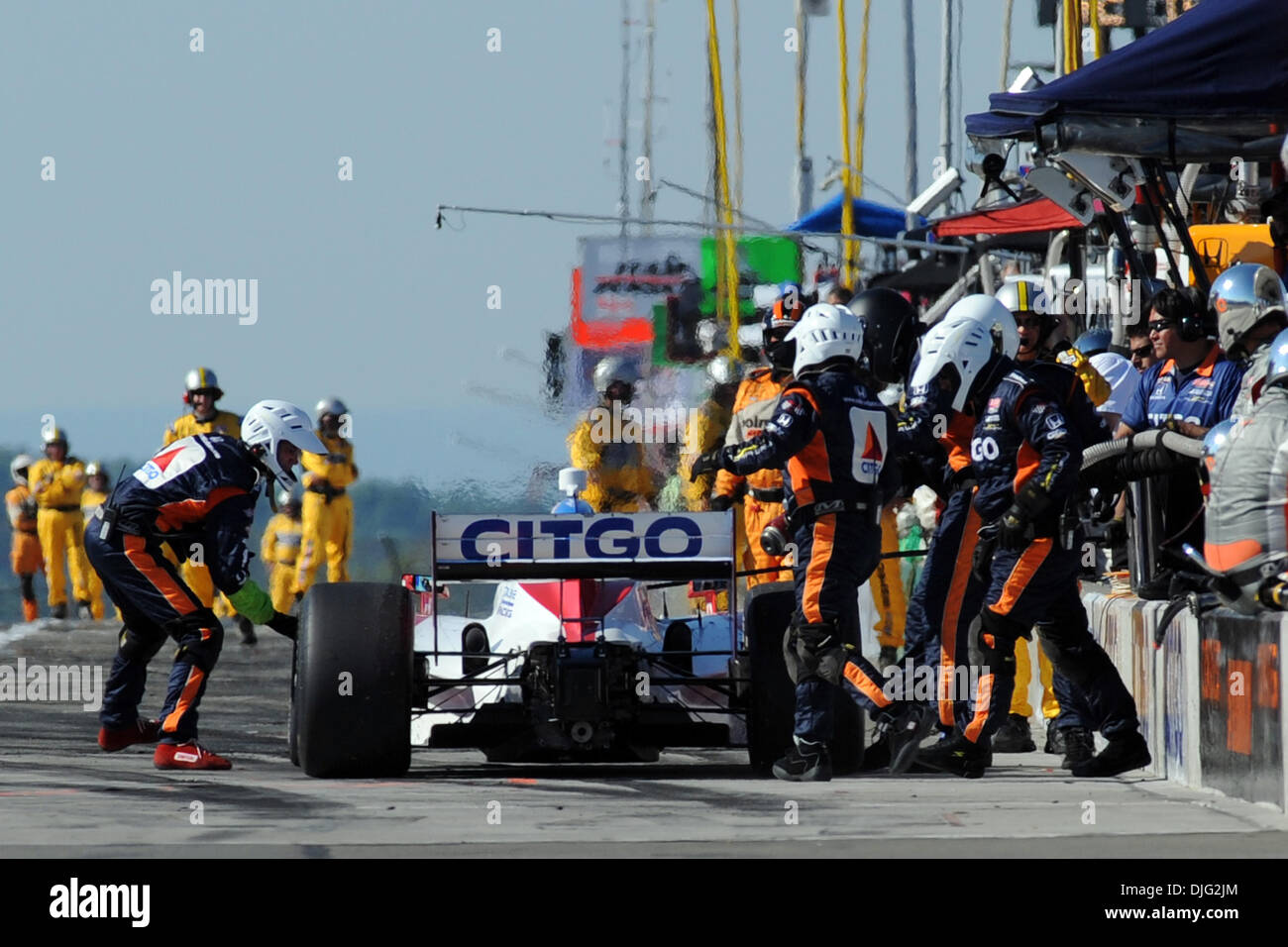 The team of the Citgo Honda fuels the Dale Coyne Racing machine driven ...