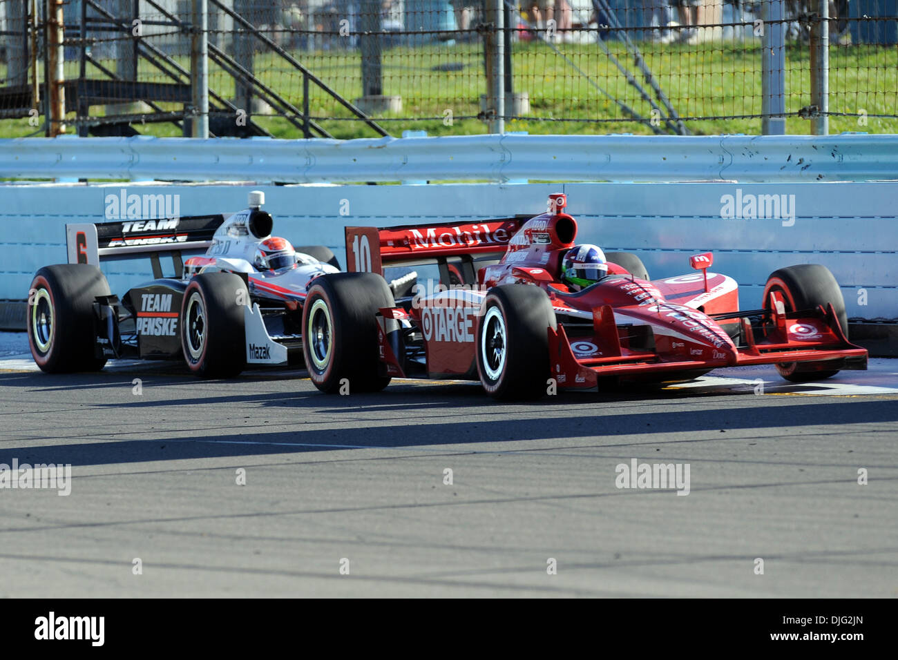 Target Chip Ganassi's Dario Franchitti (10) battles to hold second ...