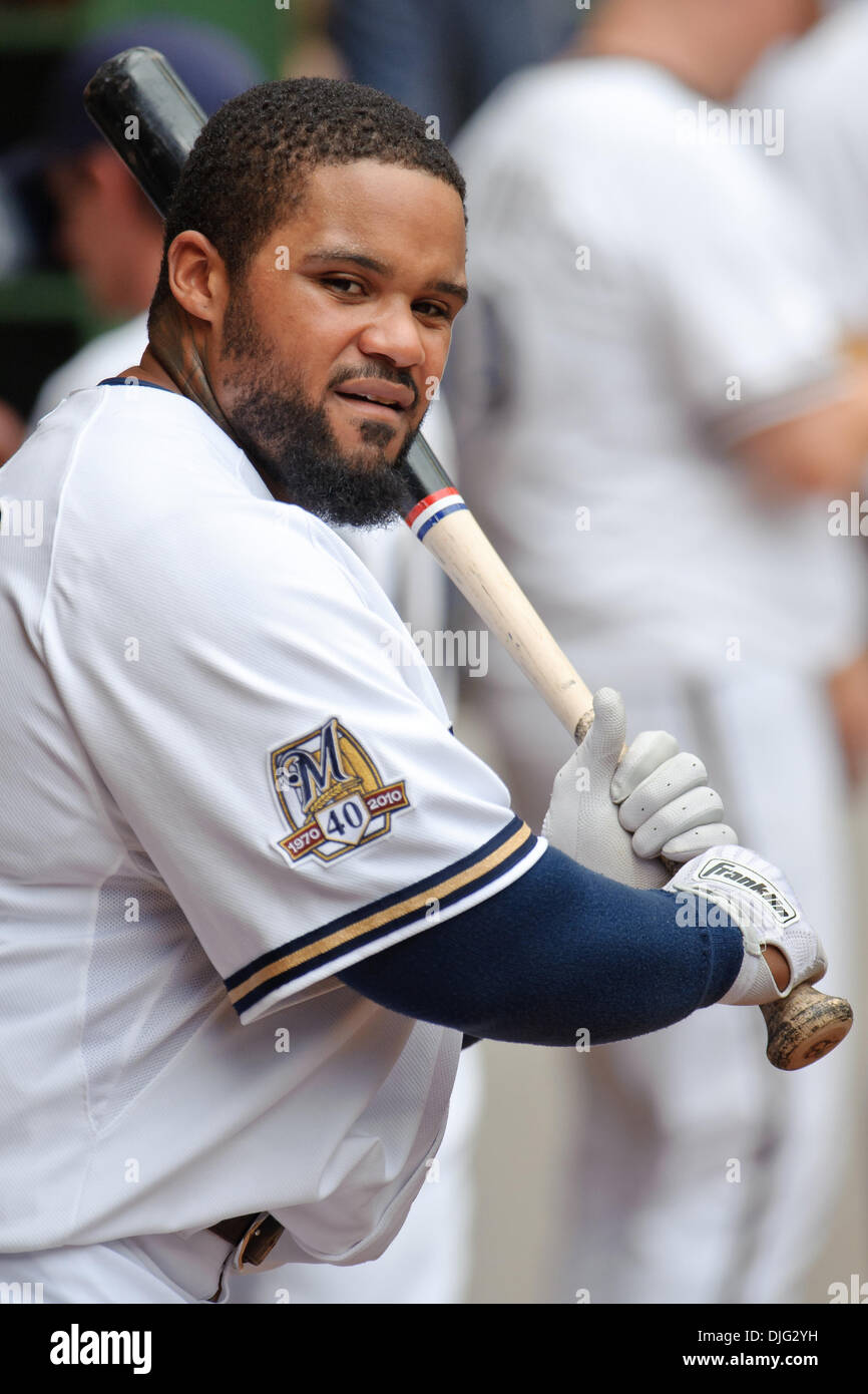 Milwaukee Brewers first baseman Prince Fielder (28) warms up in the ...