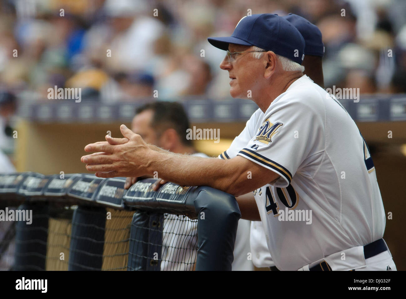Milwaukee Brewers manager Ken Macha (40) watches the action from the ...
