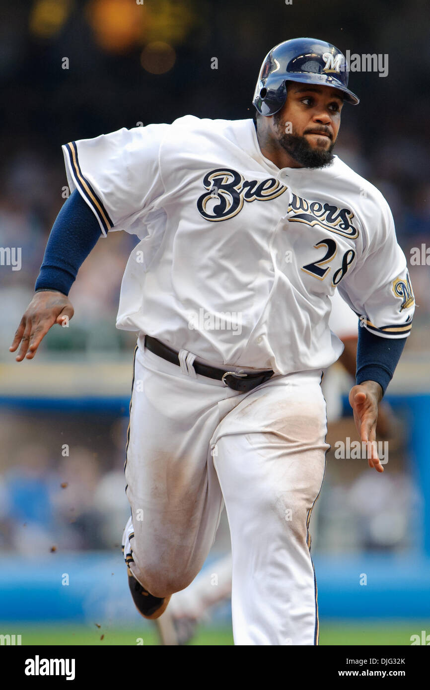 Milwaukee Brewers first baseman Prince Fielder (28) runs to third base ...