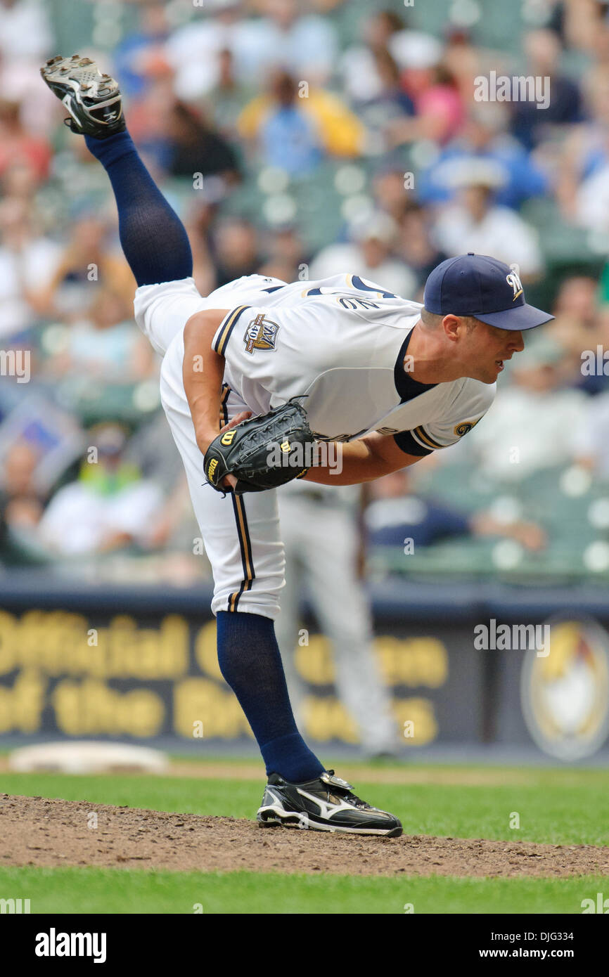 Milwaukee Brewers relief pitcher Chris Capuano (39) delivers a pitch ...