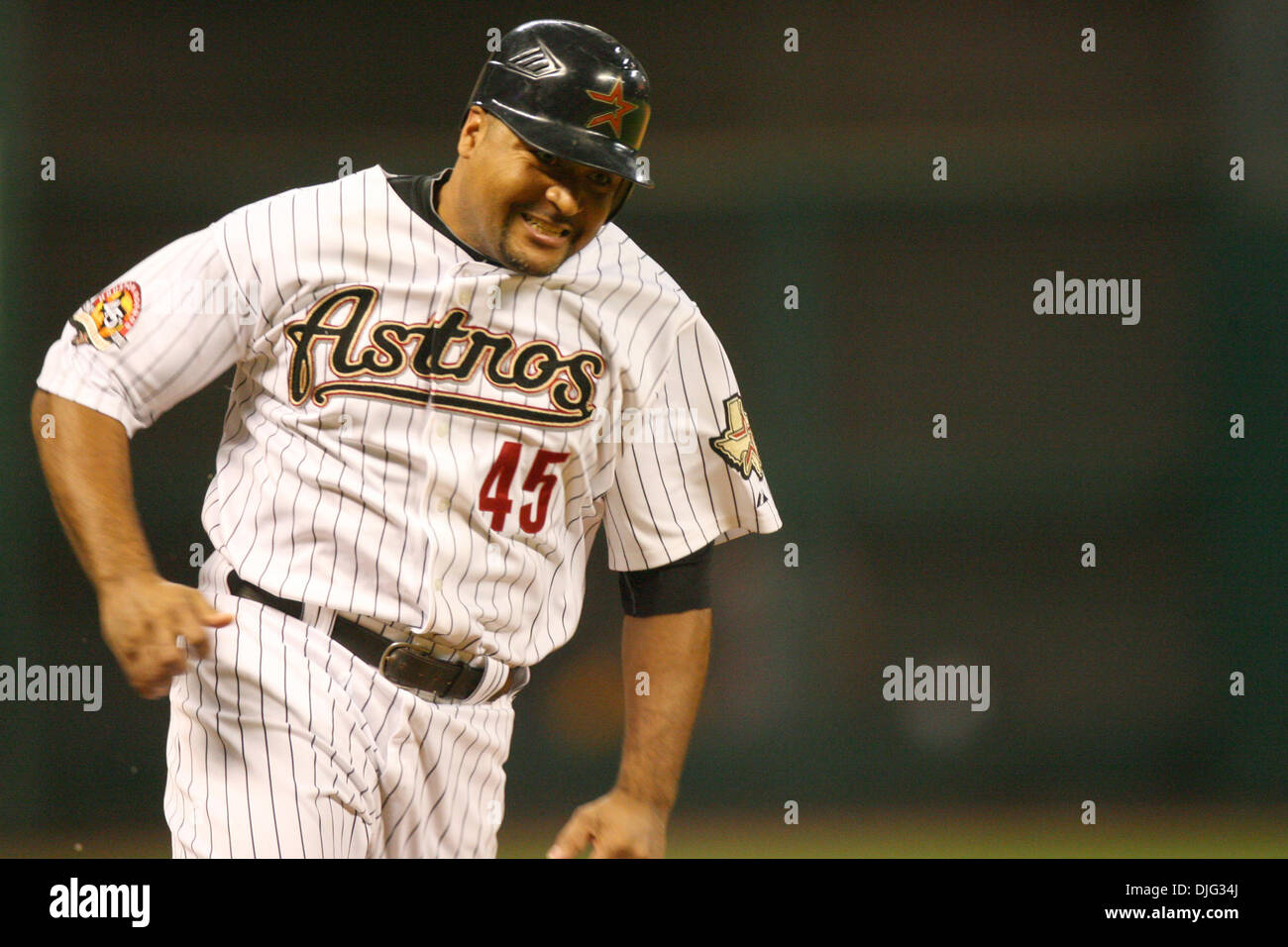 Houston Astros left fielder Carlos Lee (45) rounds third and heads for ...