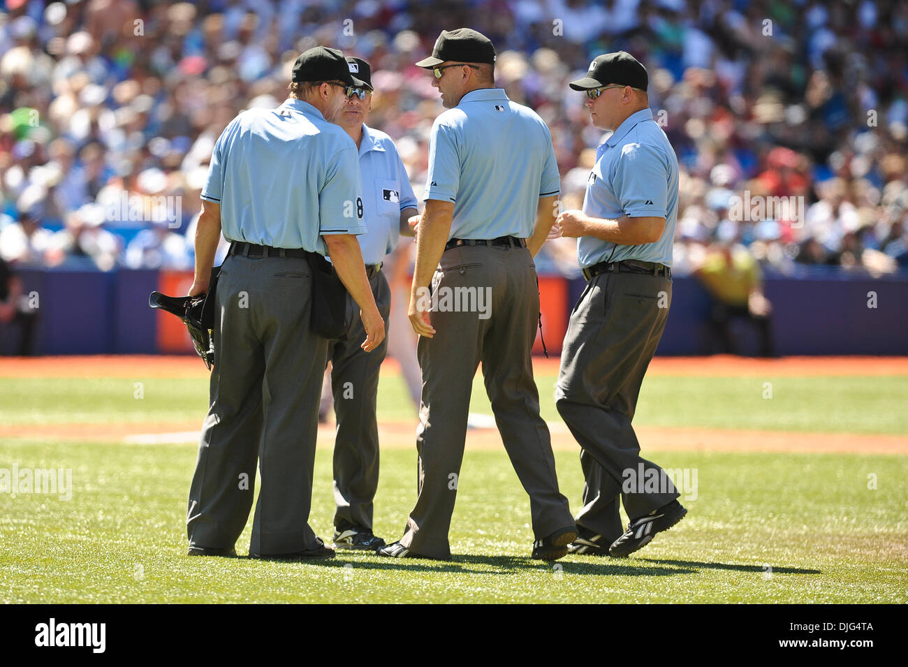 Umpiring crew hi-res stock photography and images - Alamy
