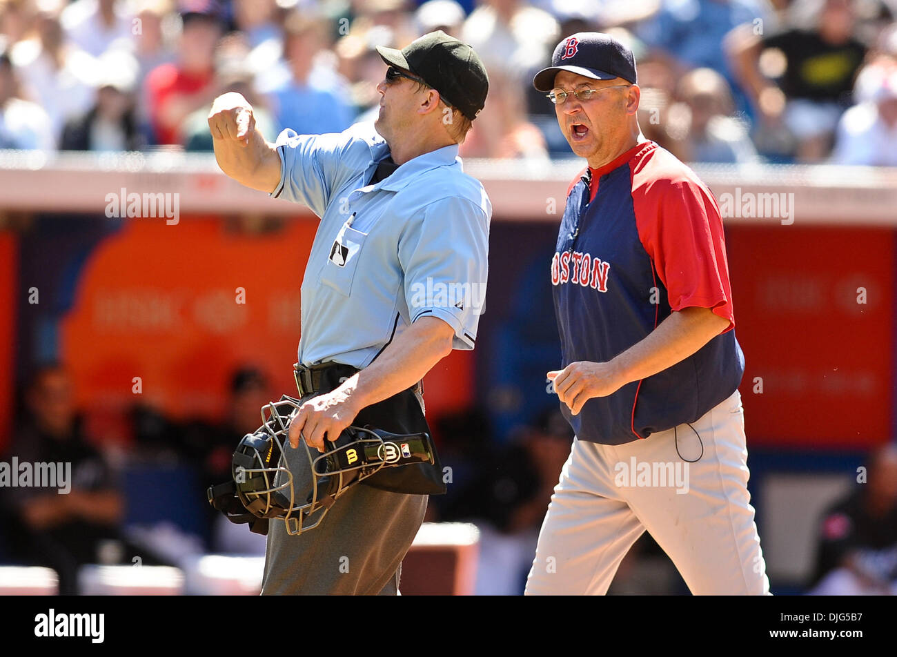 Manager arguing with umpire hi-res stock photography and images - Alamy