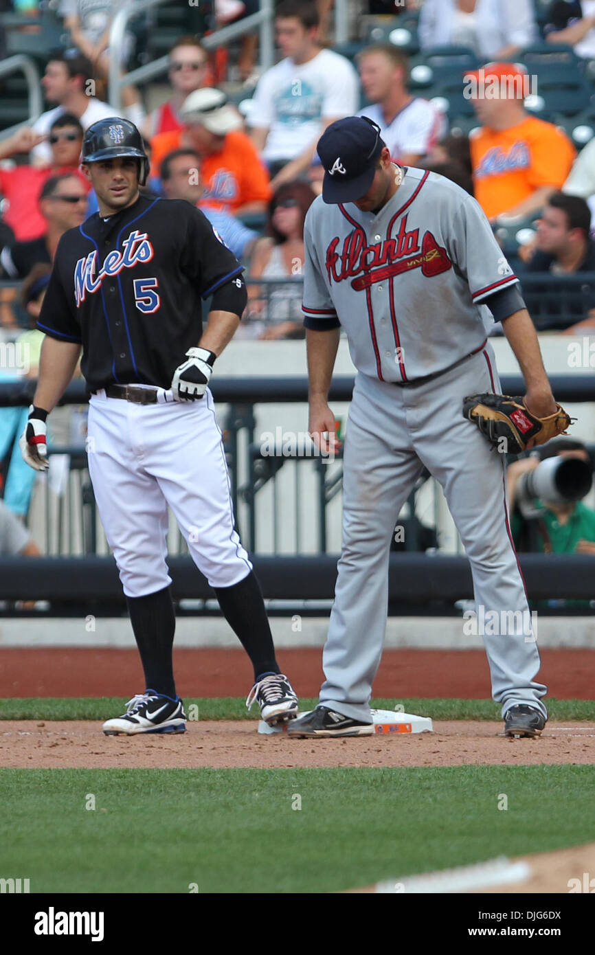 New York Mets infielder David Wright (#5) safe at first as Atlanta ...
